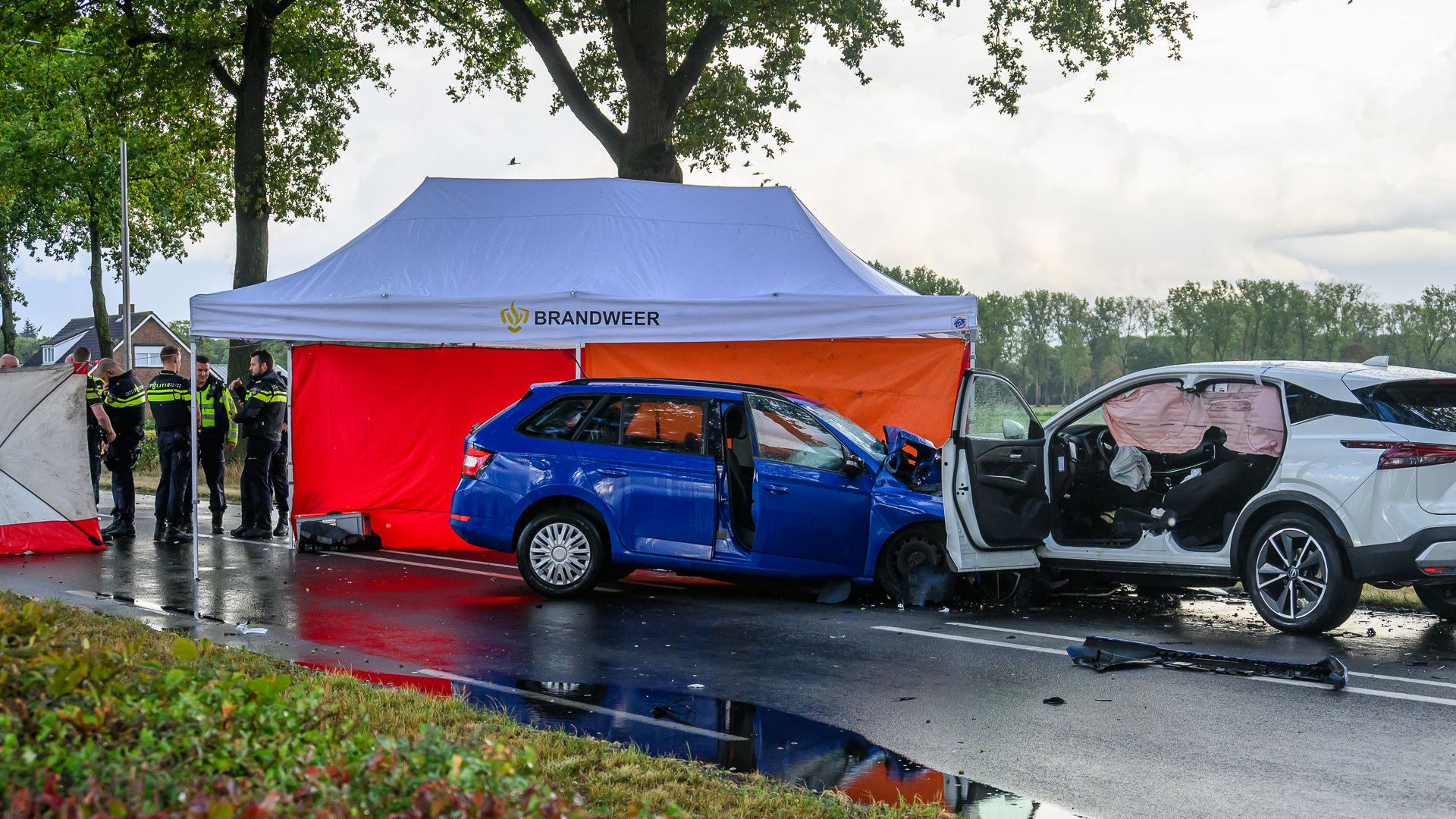 Bestuurder overleden bij frontale botsing tussen twee auto's