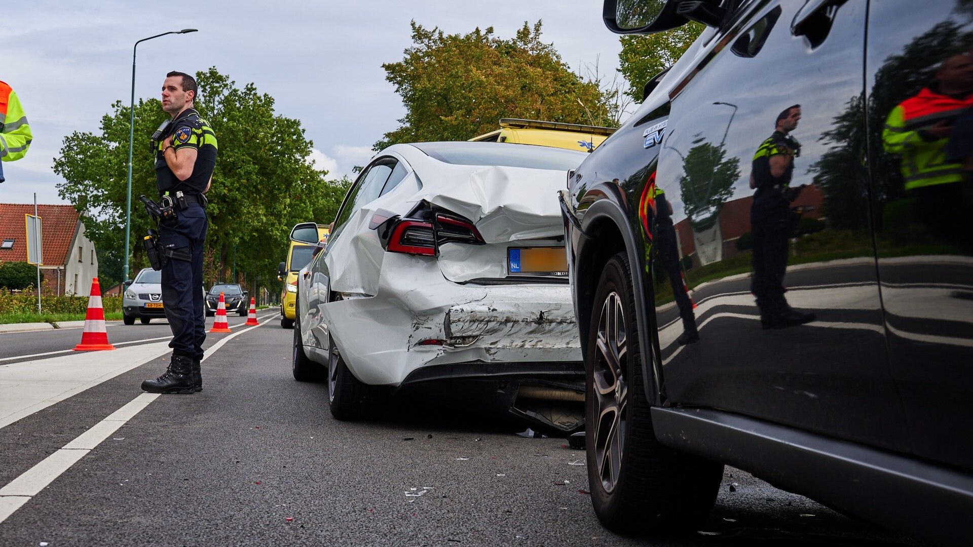 Drie auto’s in botsing op N640 bij Hoeven, twee mensen naar ziekenhuis