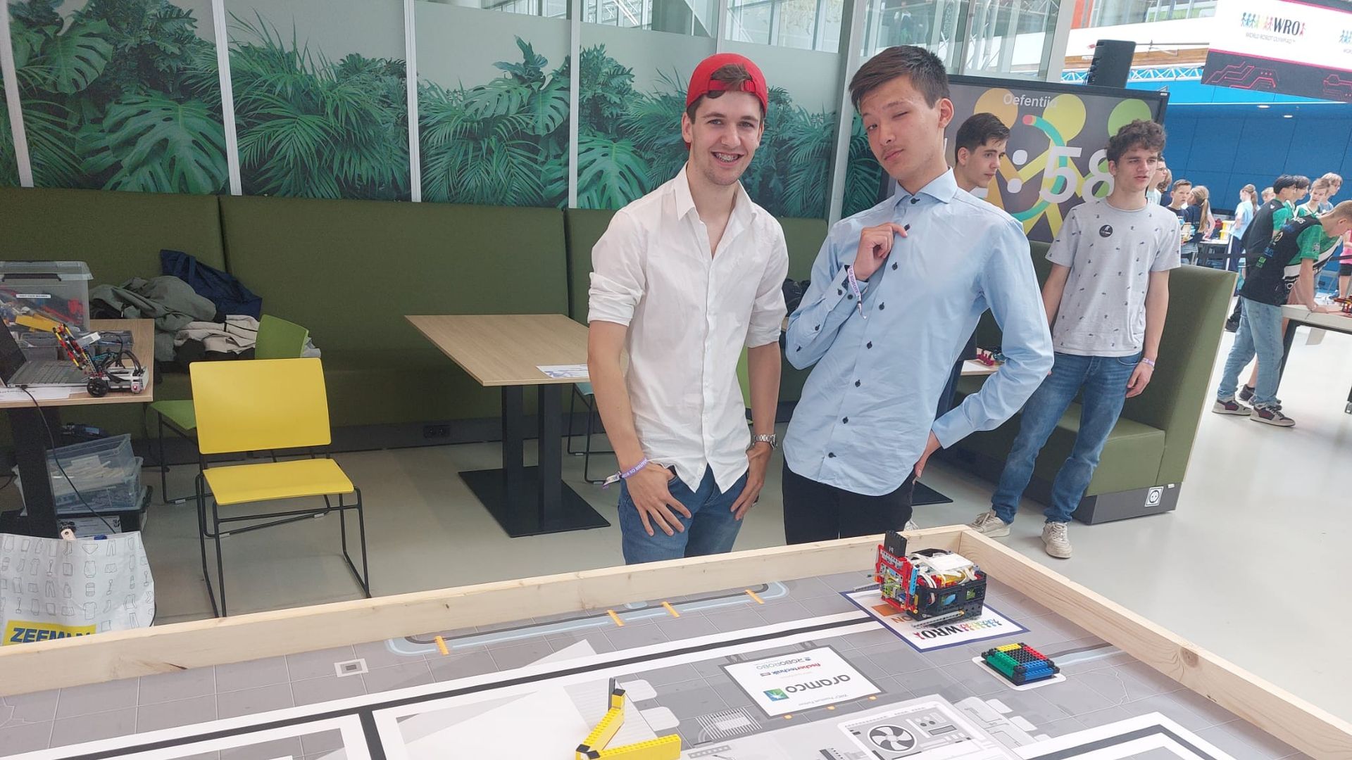 Eromo vazado however enticing and sultry enough to tease