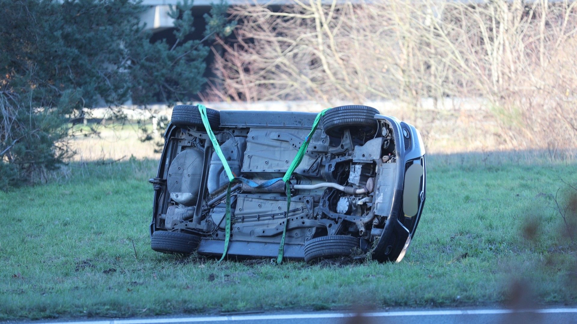 Auto vliegt uit bocht en belandt op zijkant langs verbindingsweg A4/A58
