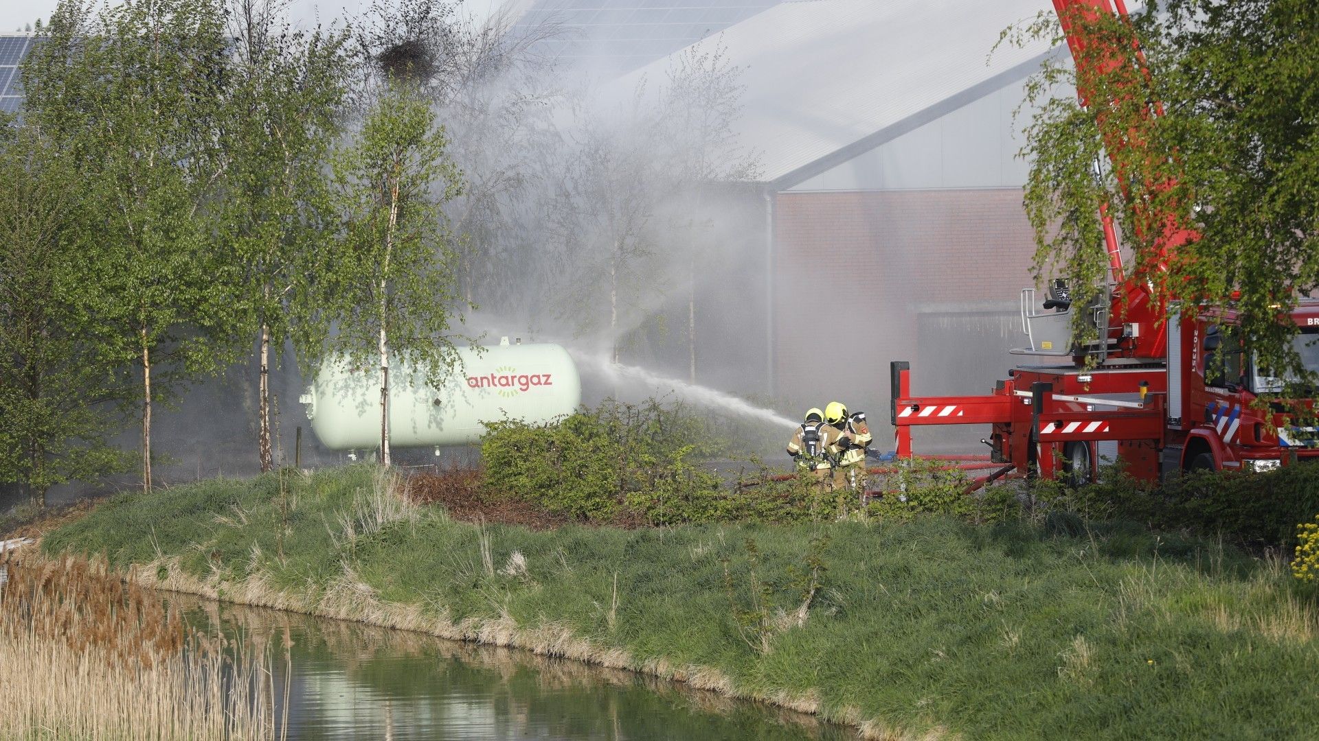 Uitslaande brand in schuur Heijningen, brandweer voorkomt uitbreiding