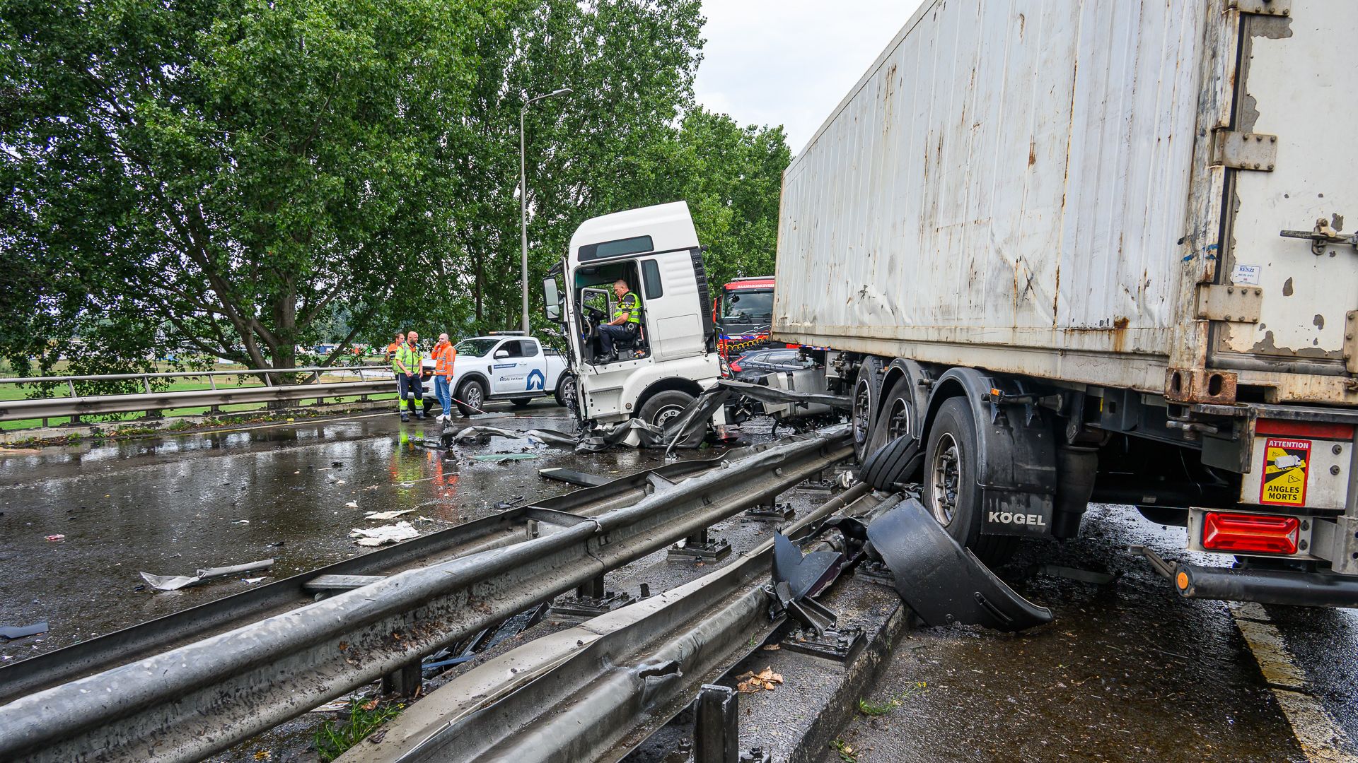 Man uit Etten-Leur (59) omgekomen bij frontale botsing op A27: vrachtwagen rijdt dwars door vangrail