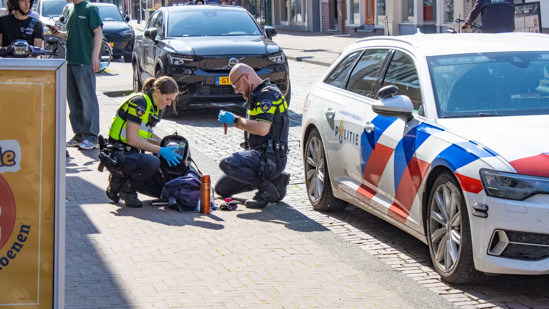 Verwarde man springt in haven Steenbergen en vlucht voor politie
