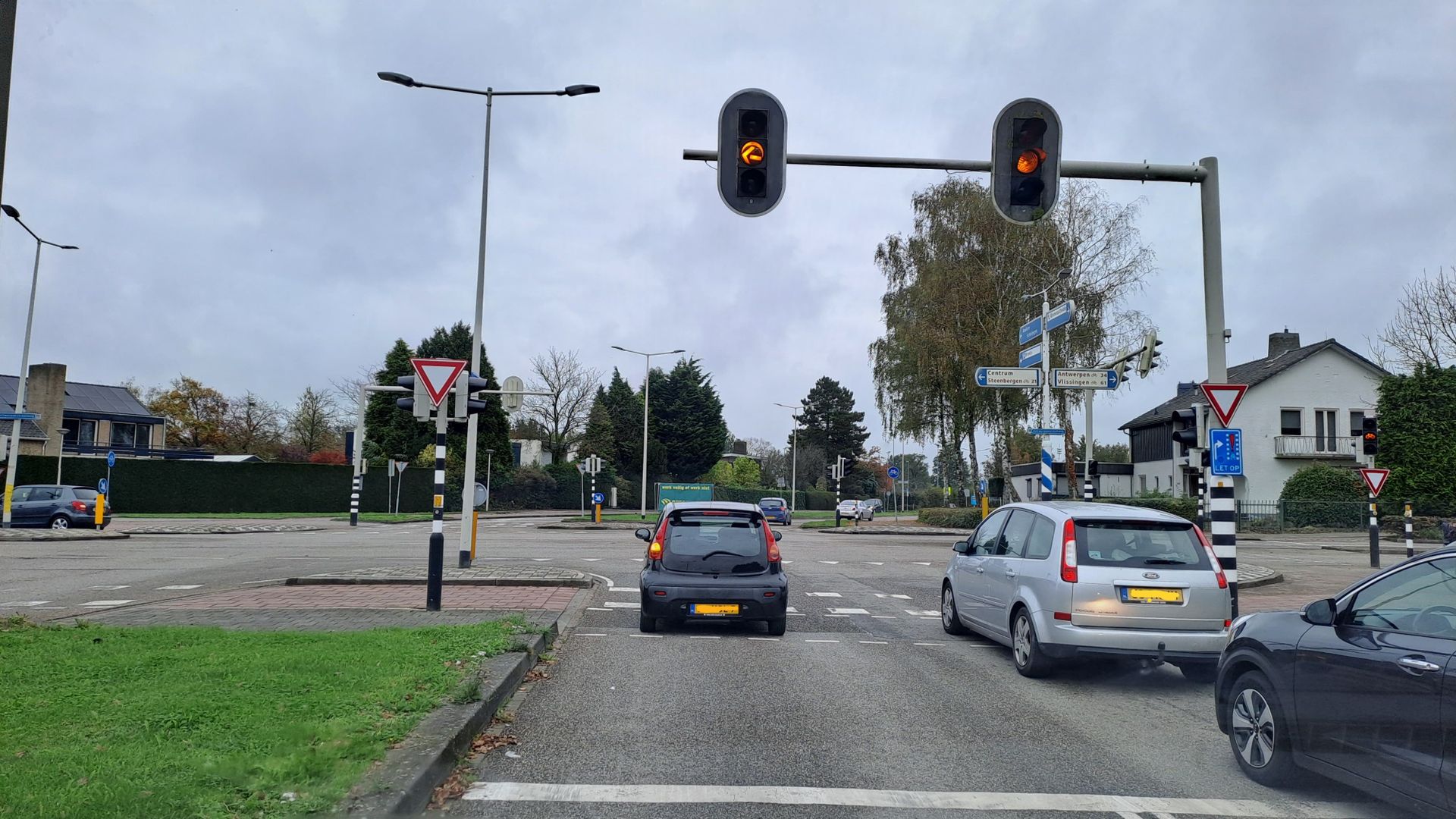 Kapotte stoplichten veroorzaken gevaarlijke situaties op kruising Antwerpsestraatweg