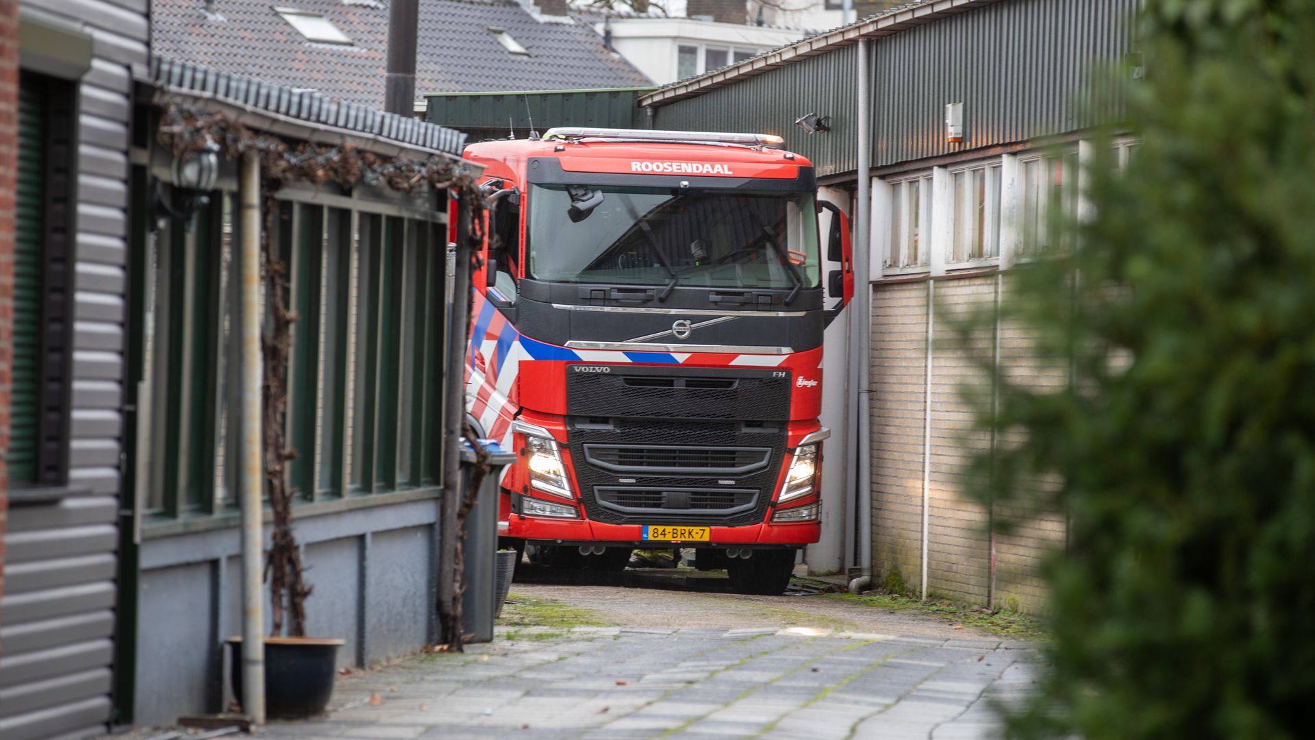 Man raakt bekneld en wordt bevrijd door brandweer