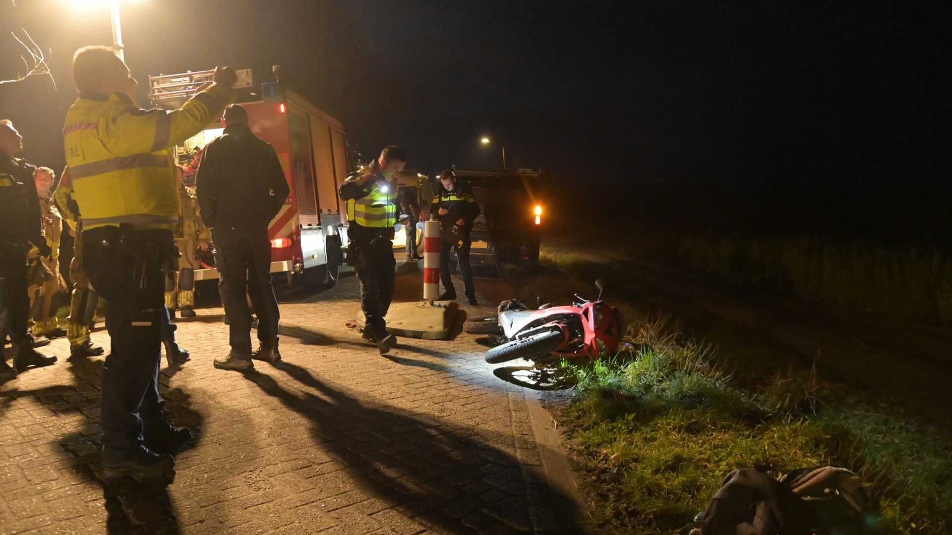 Motorrijder naar ziekenhuis na botsing met bestelbusje in Wernhout