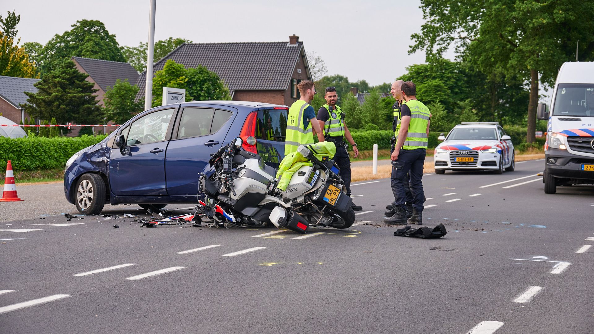 Motoragent in botsing met auto bij Rijsbergen